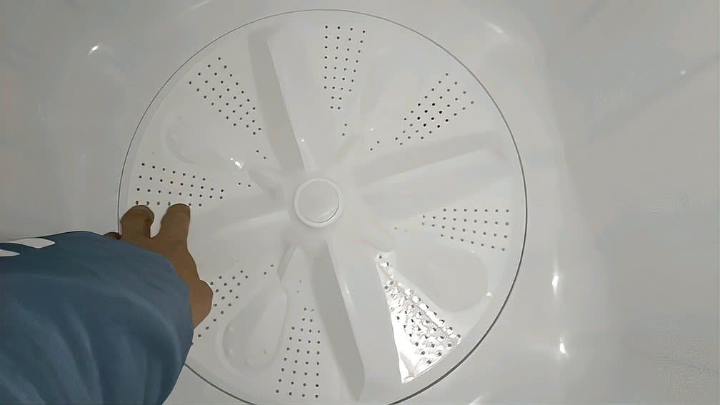 网友问我:半自动洗衣机的洗涤桶转盘轮怎么拆下来清洗