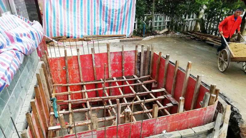 经过一天的时间,鱼池已成型,拆除固定模板