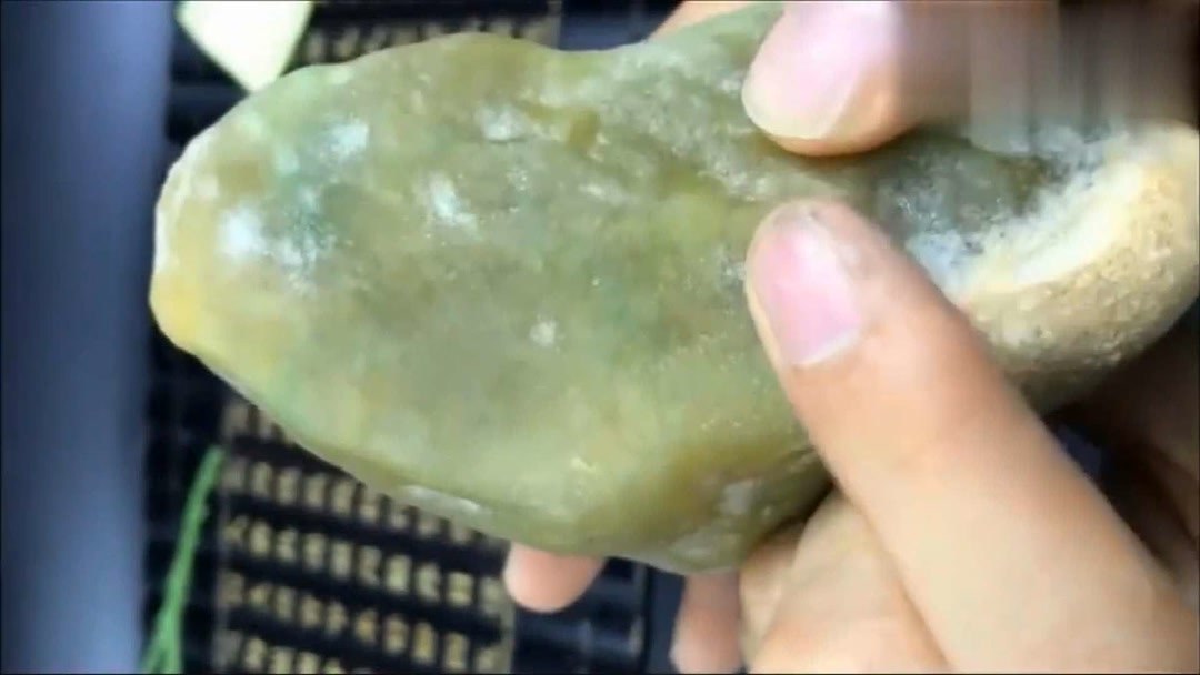 翡翠切石:几万块买了块奇形怪状的翡翠原石,切开雕刻后的样子