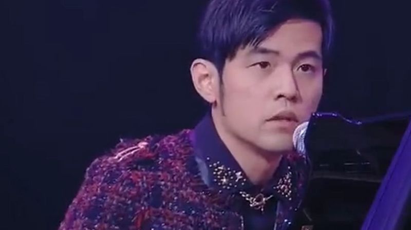 周杰伦现场弹奏《晴天》,引发全场大合唱,周董不愧是音乐天才!