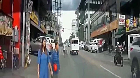 行车记录仪:日本挑水的男子被车撞倒后,这表情也太夸张了