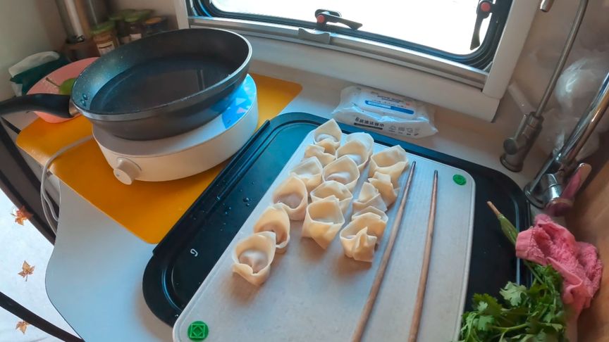 房车后置厨房就是这么任性,想吃什么做什么,馄饨配烧饼绝了