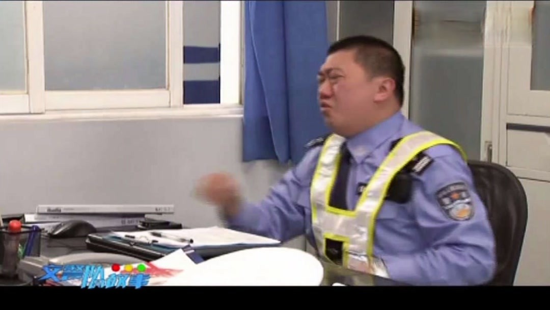 交警把人家驾驶证搞丢,被人抓为把柄,交警生气了,那就快去投诉