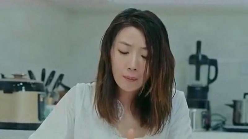 美女家水管爆了,小伙用她家八千元的被子吸水,小伙知道后惊呆!