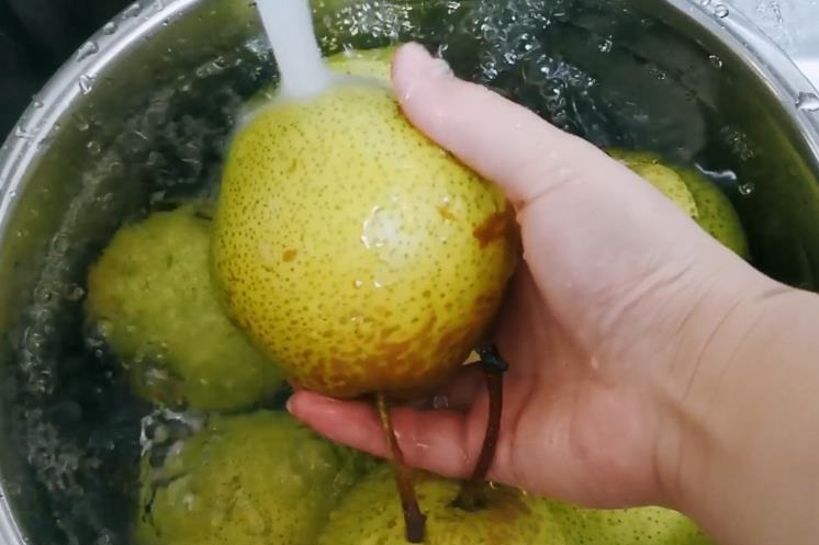 丫丫自己熬秋梨膏,储存在冰箱里,可以喝一冬天