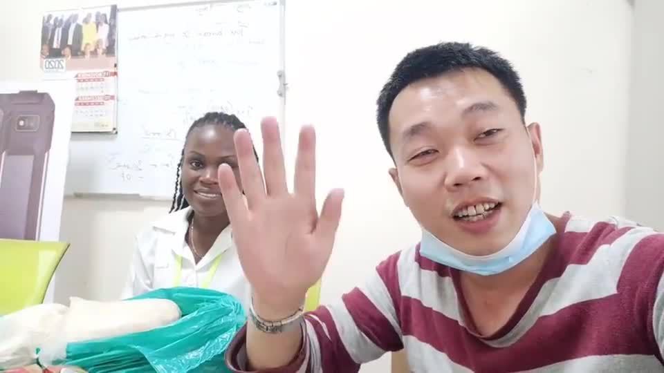 看看给非洲管理人员买的礼物,听听他们的离别感言