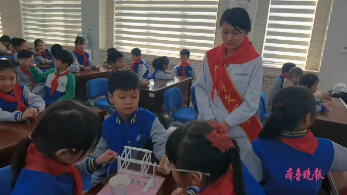 果然视频|学习着装安全体验缫丝,这个志愿活动很受小学生欢迎