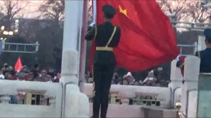 国旗手在国旗下收国旗,拍打和甩旗的动作是我见过最帅的!