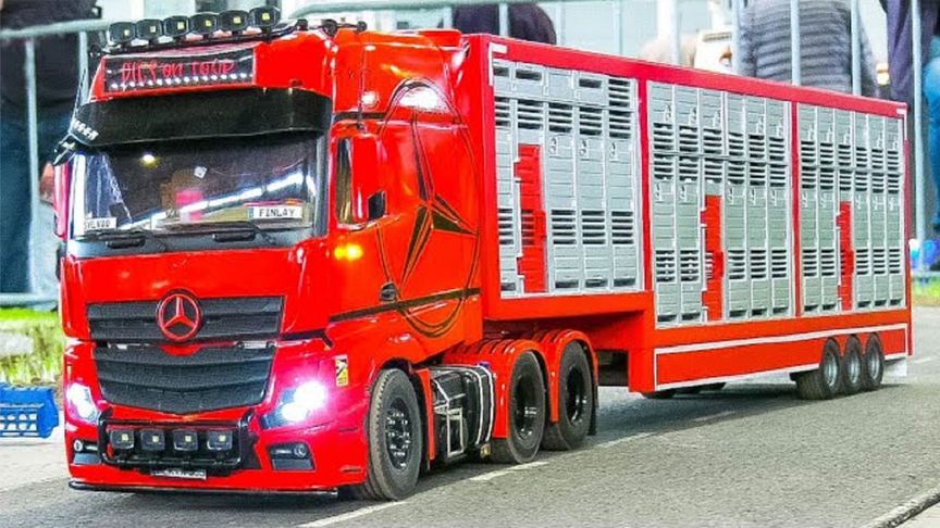 观察玩具展的金属工程车和小汽车模型