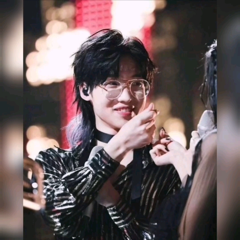 【邓典】当他站在舞台拿起话筒的那一刻,我知道了什么叫万丈光芒