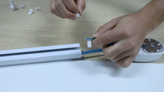 电动窗帘安装教程(五),安装皮带卡扣和滑车组件