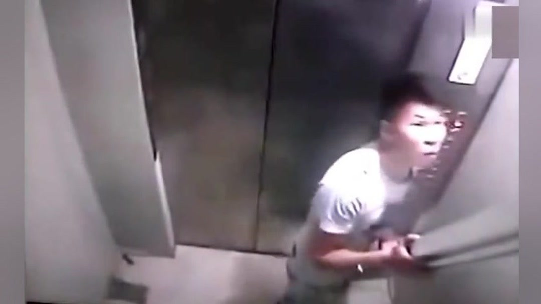 实拍装修工人将超长物件放入电梯,事故就这样发生了!