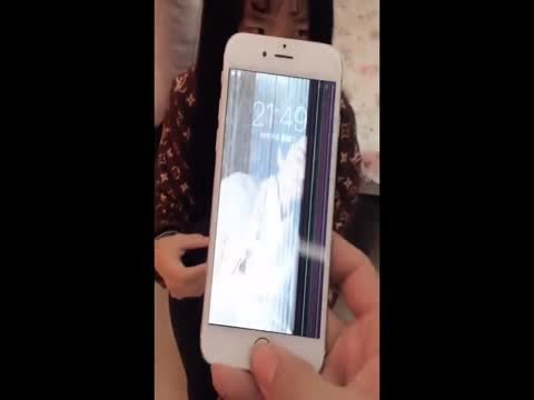 搞笑集锦:开飞行模式把女友的手机和重要东西摔坏了,结果下一秒瞬间...