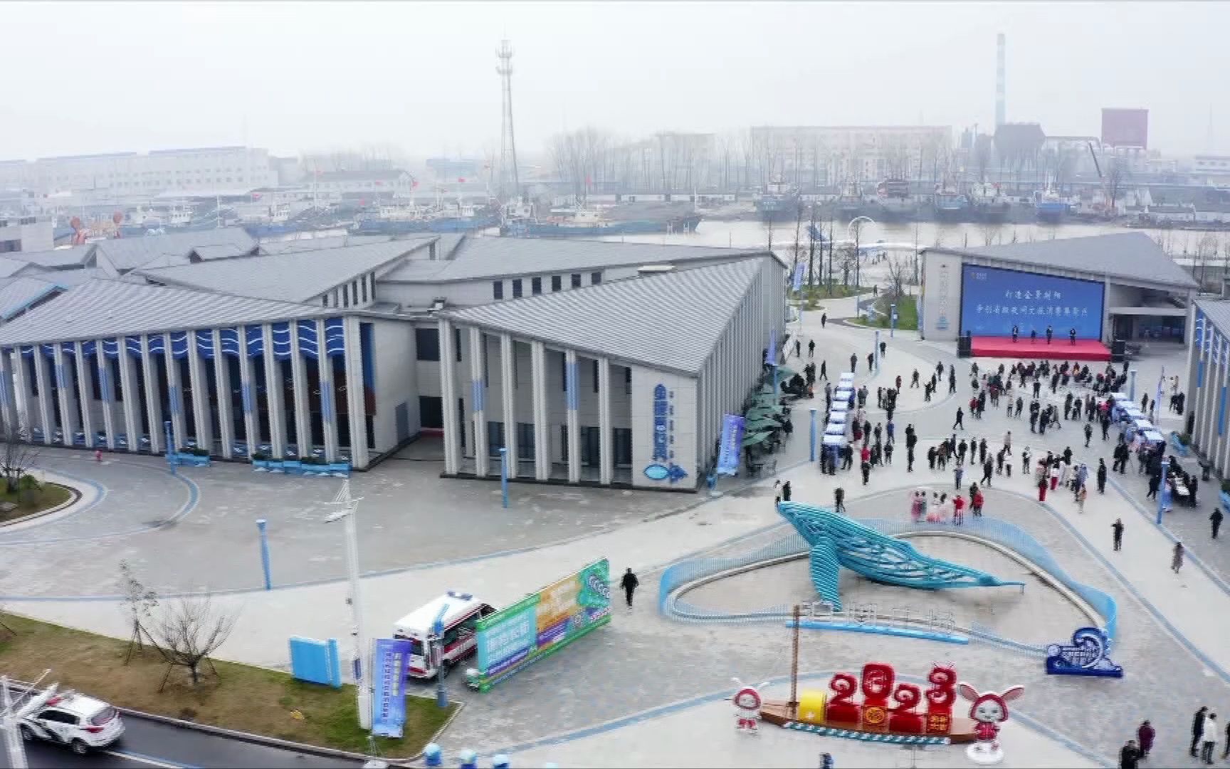 ...景区举办“游学研学、汉服表演、非遗展示、党员公益”等系列活动,...