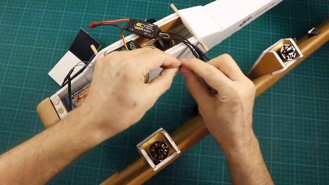 如何制作双电机RC模型飞机- DIY无刷电机模型飞机。