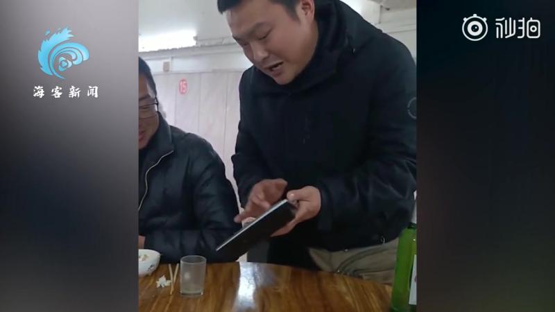 【饭店老板盲打计算器结账 手速惊人一分不差 顾客连说三个“牛”!】...