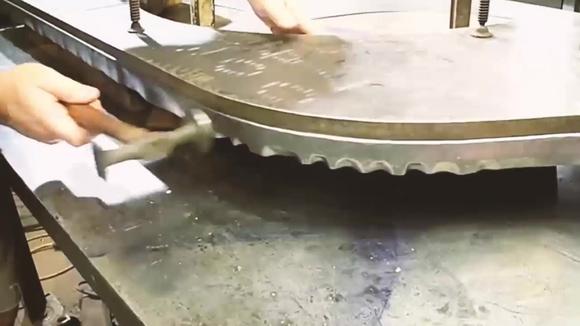 国宝级钣金师傅,就靠一把锤子敲出复杂翻边壳体!