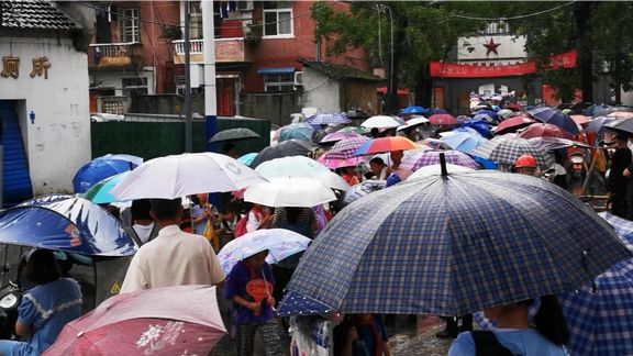 这下雨天学校放学门口接小孩的壮观景象