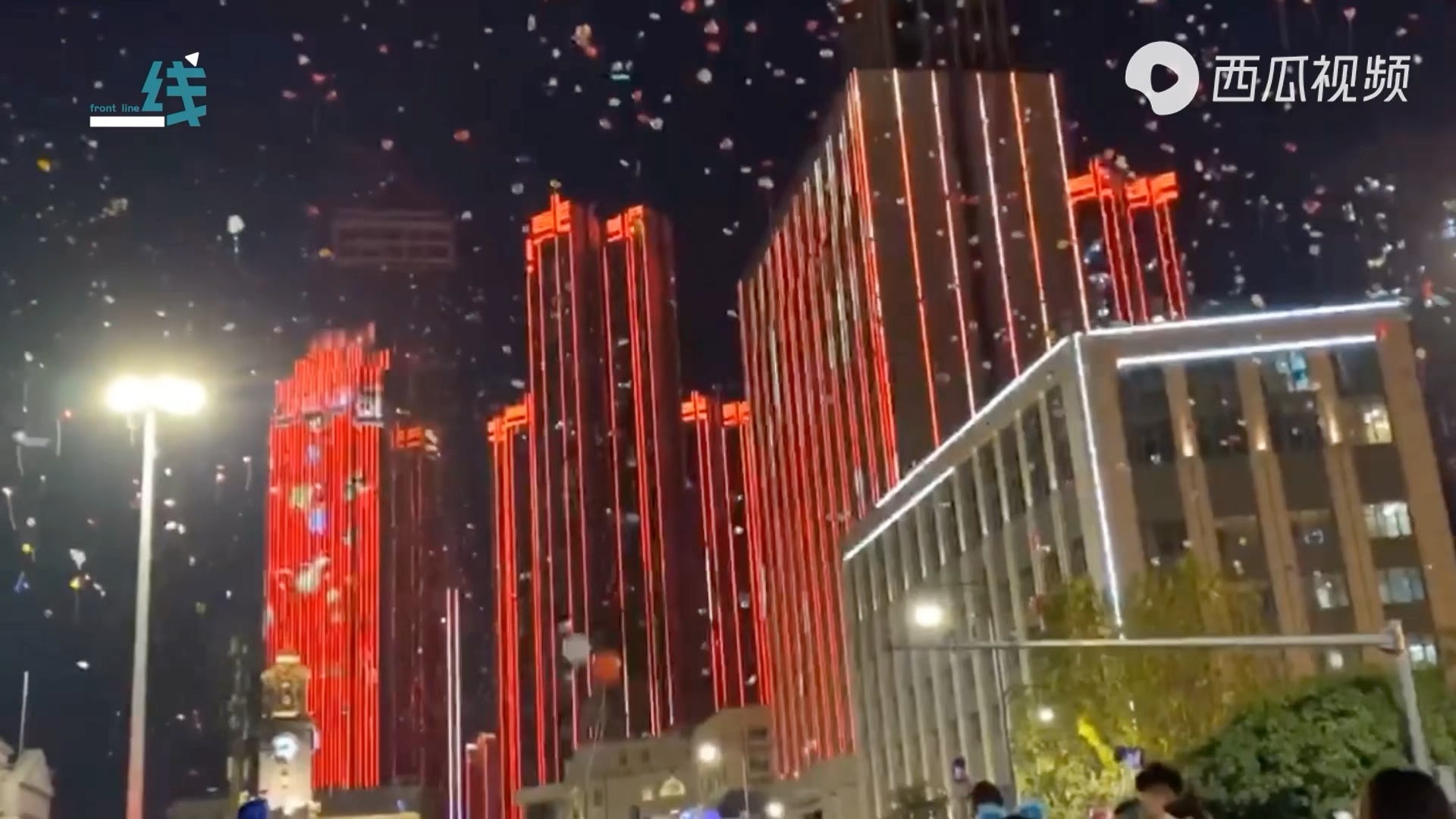 武汉市民齐聚江滩倒计时进入新年,零点武汉气球漂满夜空