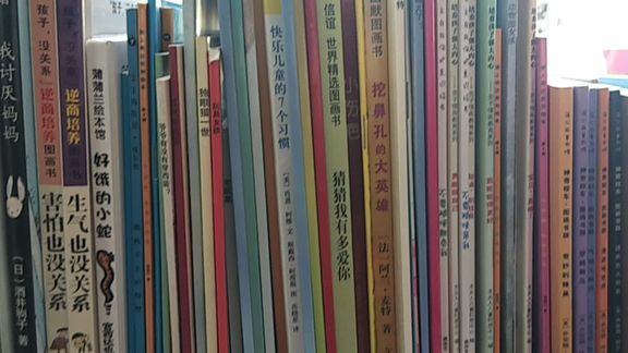 今天没事给孩子整理了一下书柜 陪了六年的绘本 现在是一年级小学生了