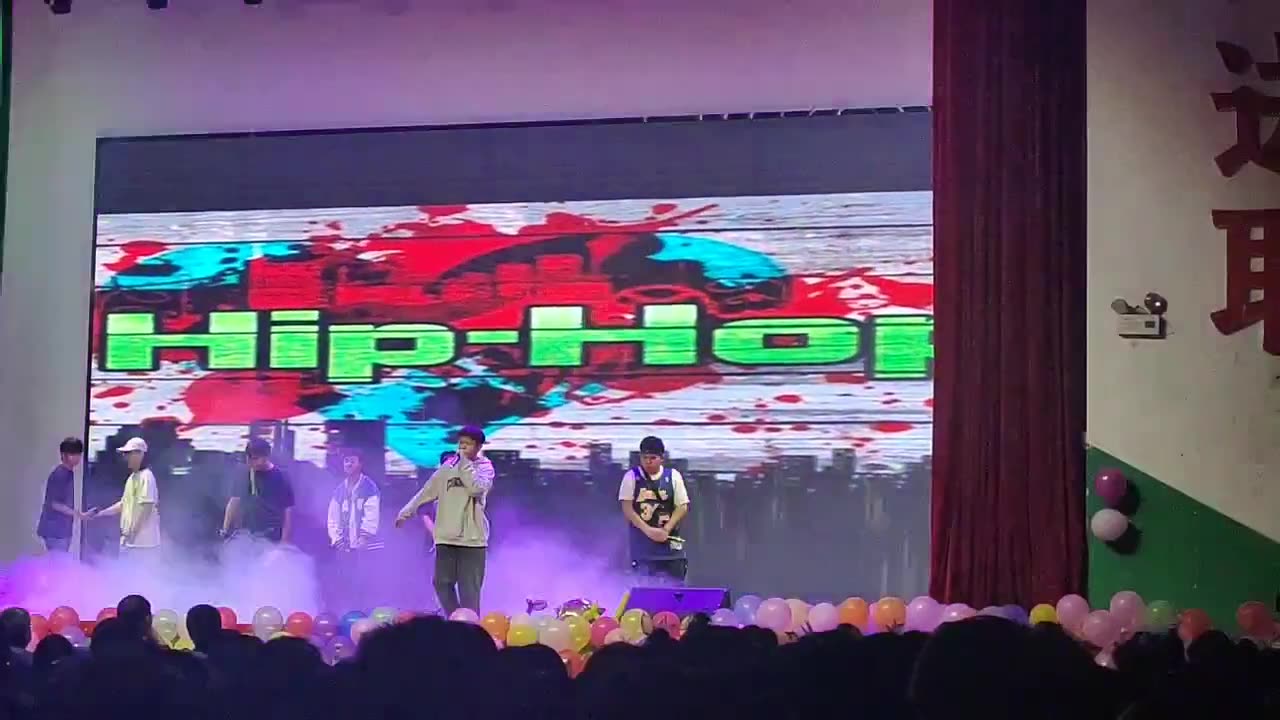 校园文艺晚会的rap 只要我不尴尬 尴尬的就是观众 哈哈哈哈哈哈哈