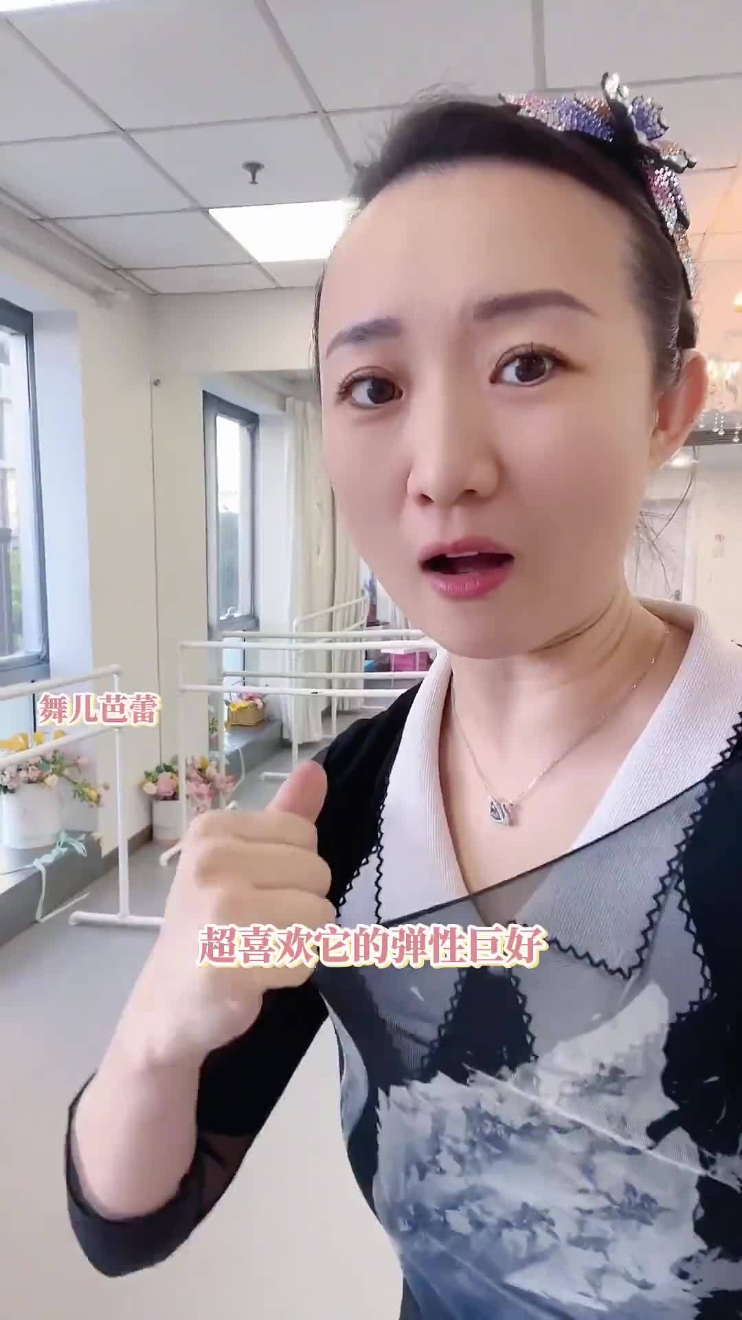 这款独家手绘设计的网纱衣,展现了设计师独特的创意和才华 精致的...