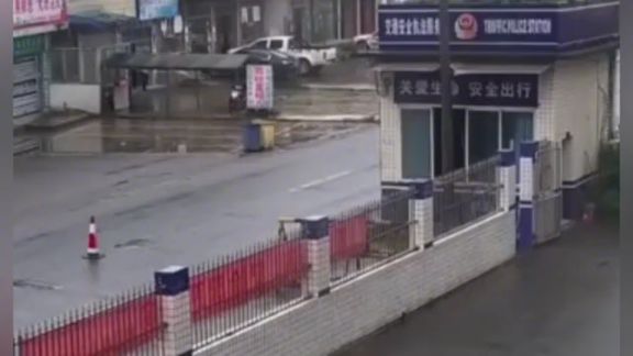 搞笑交通事故视频!