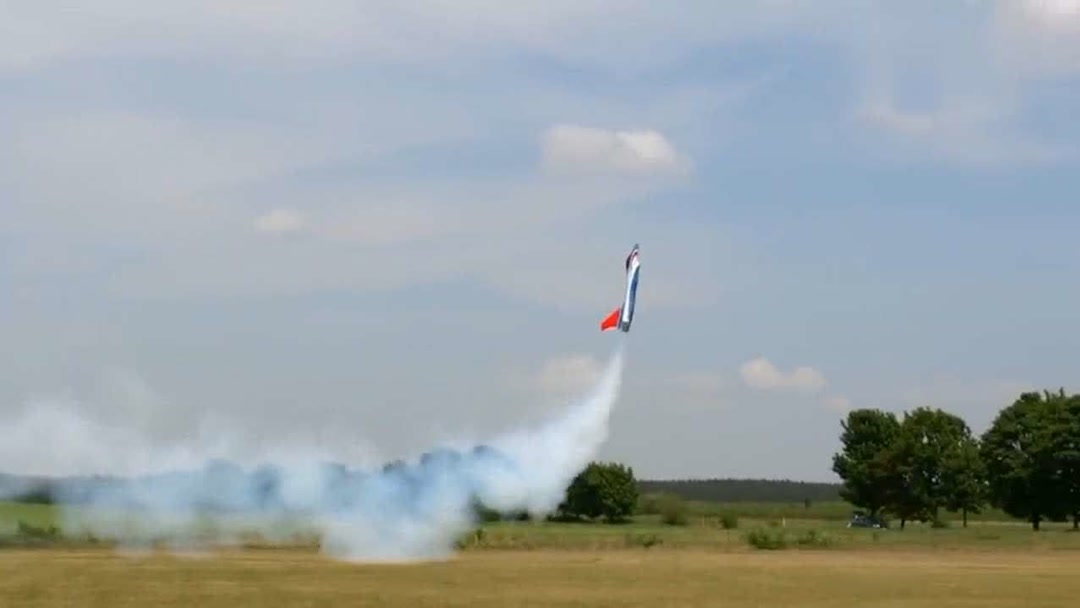 成都航模飞行演示2倍J10RC矢量推力涡轮模型喷气机!