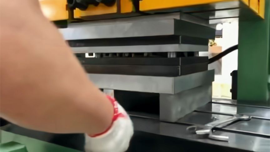 如何安装冲压连续模?来看看这个现场实拍视频