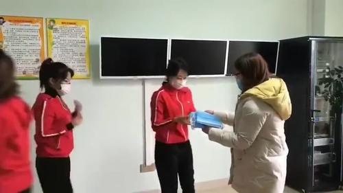 复工的幼儿园老师排队领口罩,网友,就能出去逛逛了