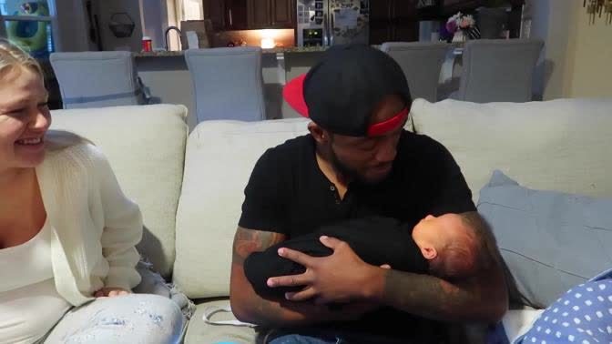 帅气奶爸第一次抱自己家宝宝,激动的不知道该怎么办才好