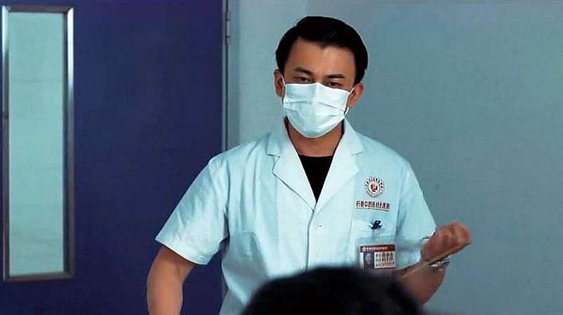 电影片段:杀手化装医生前往病房行凶,被警察一眼识破