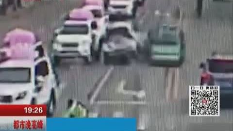 新手上路操作失误引发车祸 当场撞飞交警
