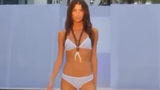 日本超人气内衣秀:模特丰满性感,神似小泽玛利亚