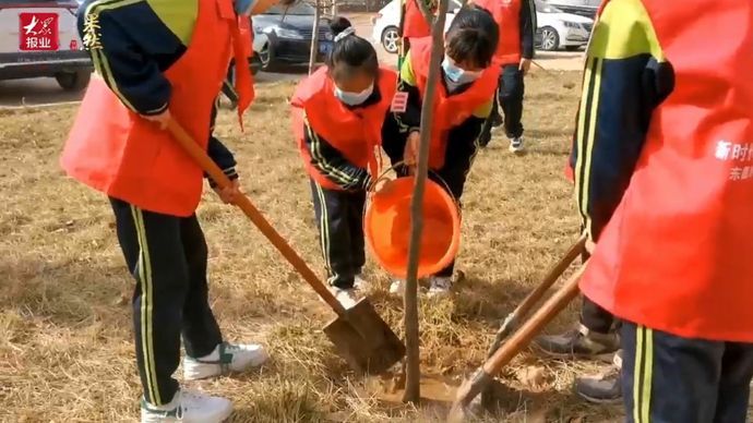果然视频|水城小学在校园内开展"爱绿护绿"植树节活动
