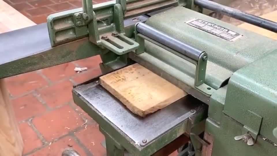 木匠用木艺技术做木桌,全程用纯手工完美衔接,技术简直牛