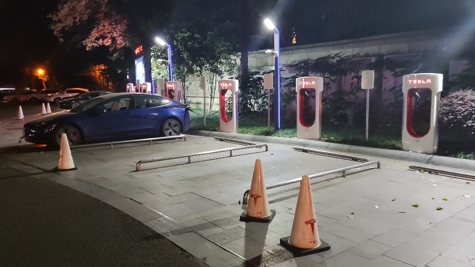 开特斯拉闲逛西湖,意外的还行,没有续航烦恼