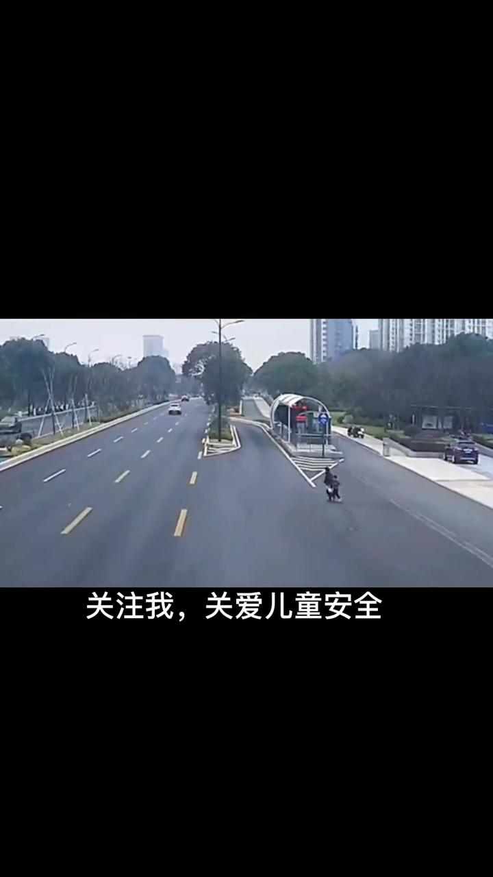 #危险瞬间 #道路千万条安全第一条 此视频用于安全警示
