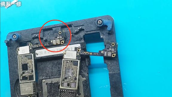 iPhone7信号不稳定,一会有一会没有,拆机换掉主板上的接收器!