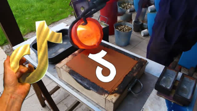 老外将子弹壳烧成铝水,制作音符模型,成品出来后太惊艳了!