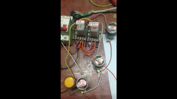 中间继电器功能与原理与接触器一样可以自锁互锁拖动5A以下电气