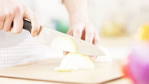 切菜粘刀很苦恼?10年老厨师教我几招,切菜效率提高好几倍