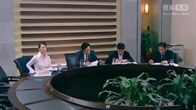 现在股市大涨,穷小子胸有成竹的把全部家当投进去,一旁的美女懵了