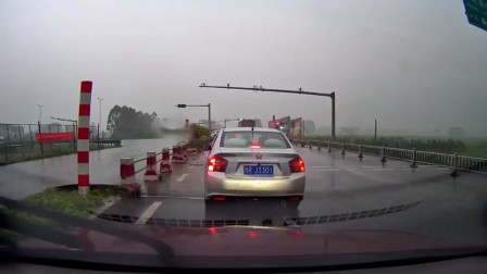 行车记录仪:就很突然,就来了这么一下