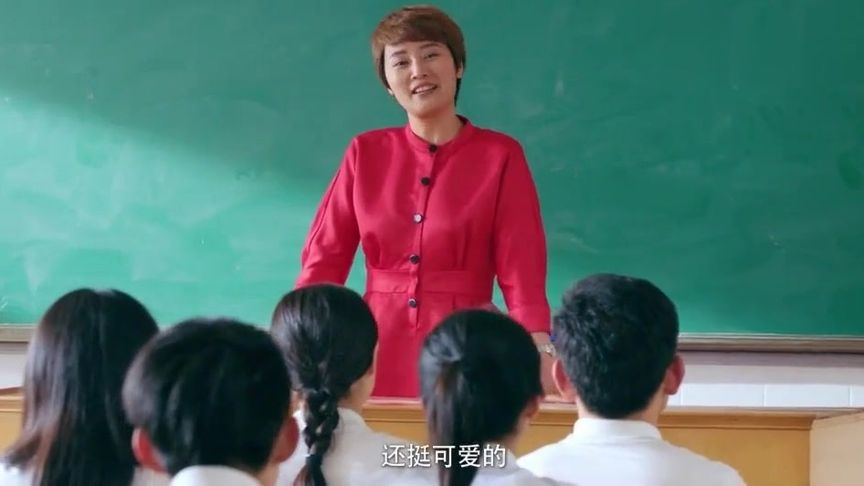 高考后最后一次班会,班主任穿了一身红裙出场,同学们都感动哭了