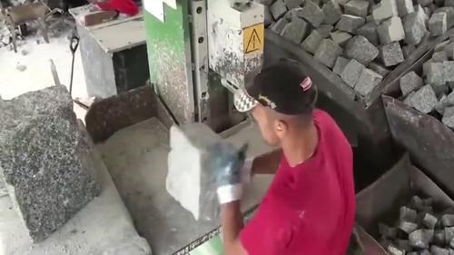 石头切割机,这哥们一看就是新手,老手不敢这么操作