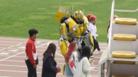 大学运动会开幕式上,不知道谁引来了动画片里的大黄蜂,女生瞬间尖叫...