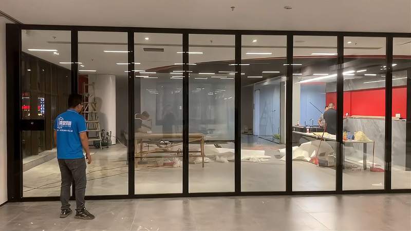 双层玻璃活动隔断门做超白钢化玻璃固定效果演示