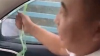 大雨突袭!汽车雨刮器不好使了,大哥急中生智开启手动模式