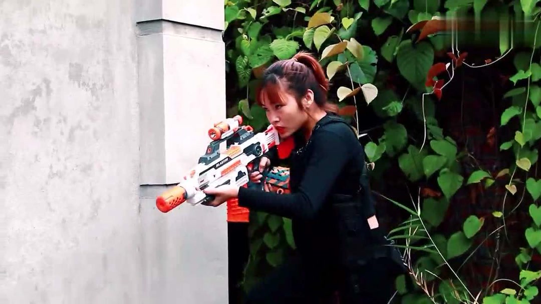 搞笑CS枪战系列-美女屋内被围堵,秒敌杀出包围圈